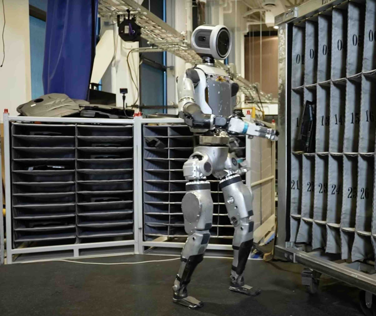 Boston Dynamics’ humanoid robot Atlas performs autonomous parts picking ...